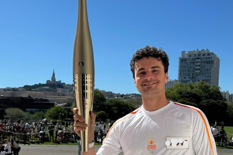 🇫🇷 Apneista Francés Arnaud Jerald porta la llama Olímpica hacia Paris ...